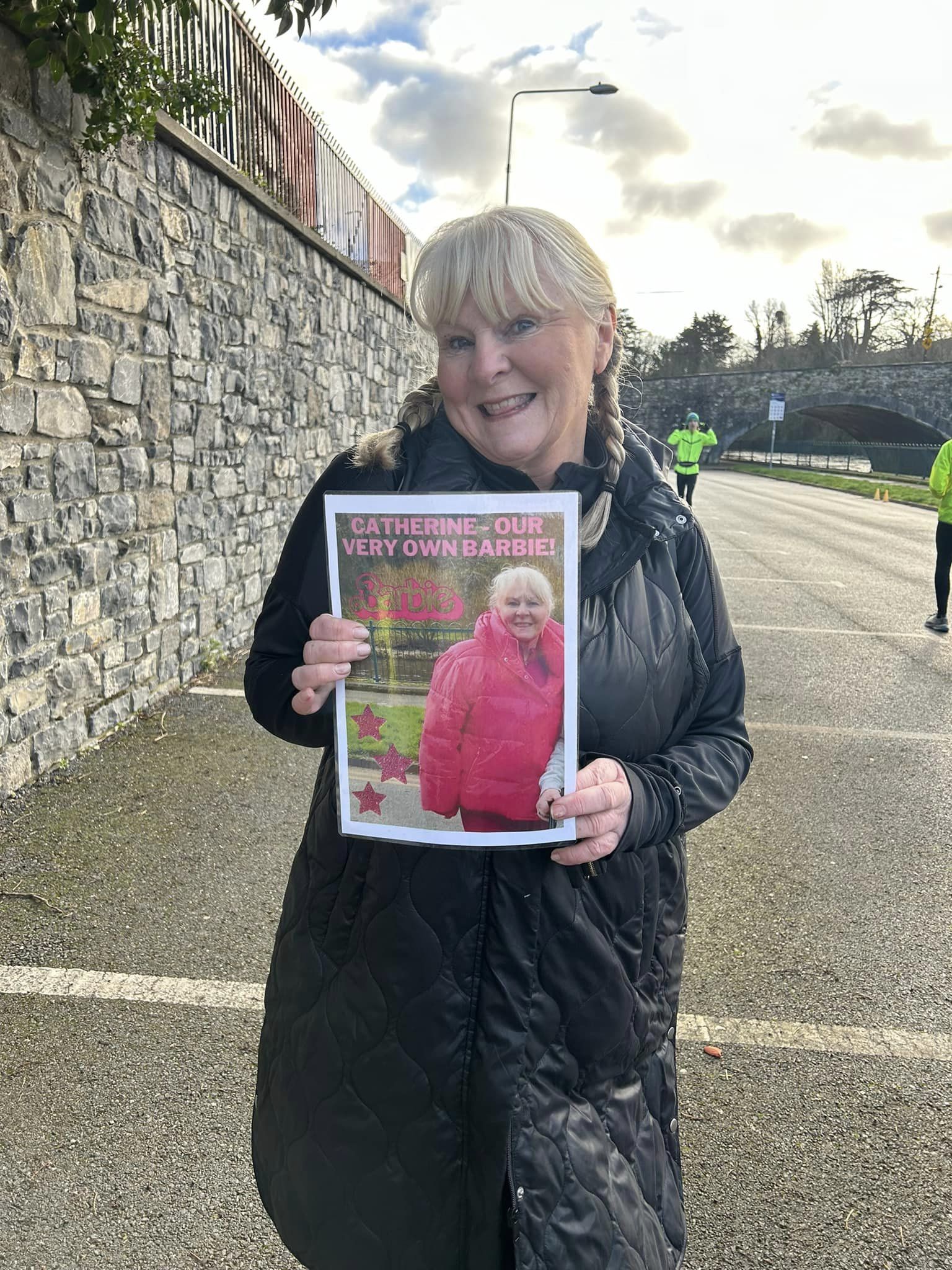 The welcoming of the chalk board! | Clonmel parkrun