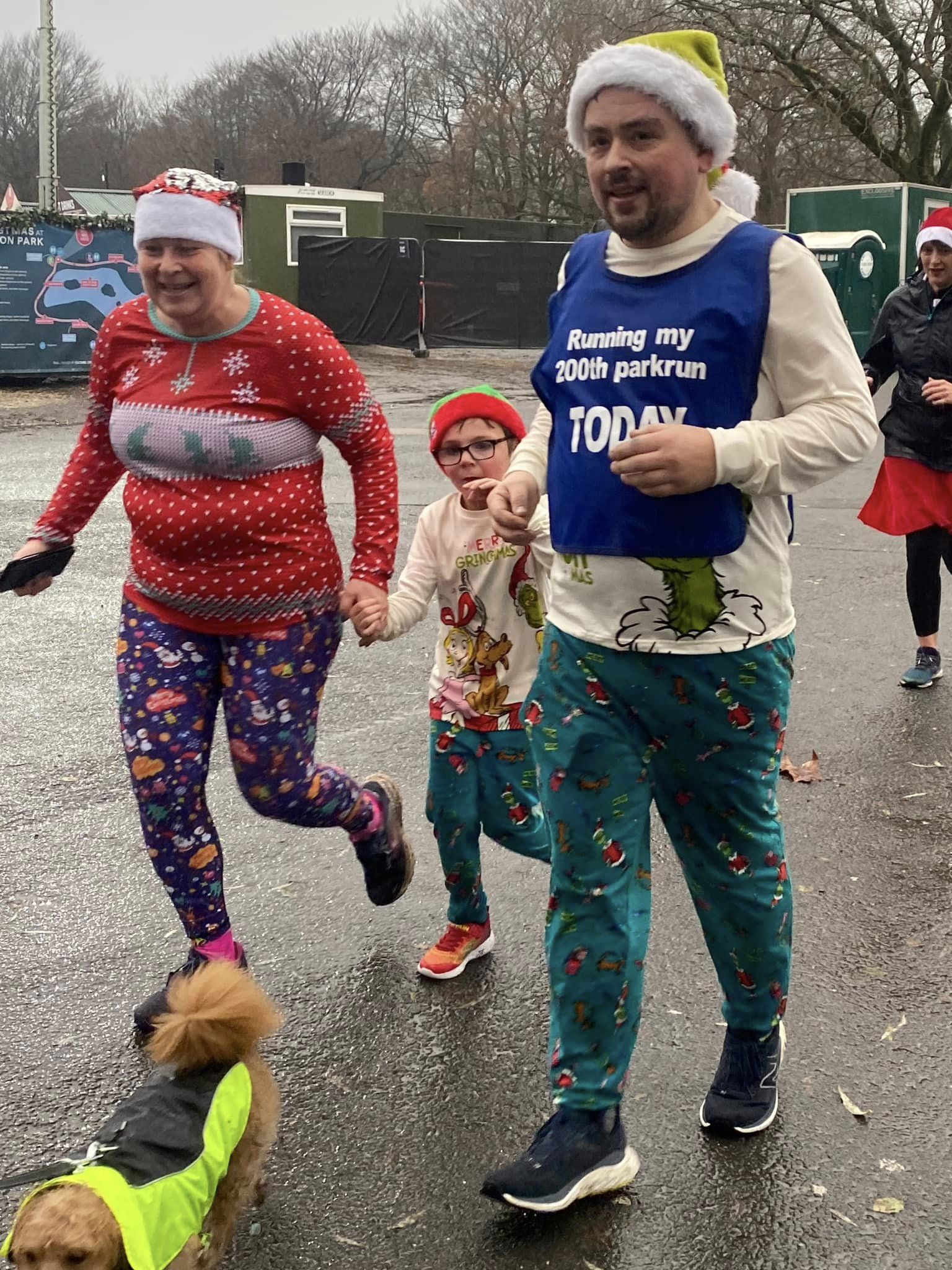 Santas splash through the rain for Barnabus | Heaton parkrun