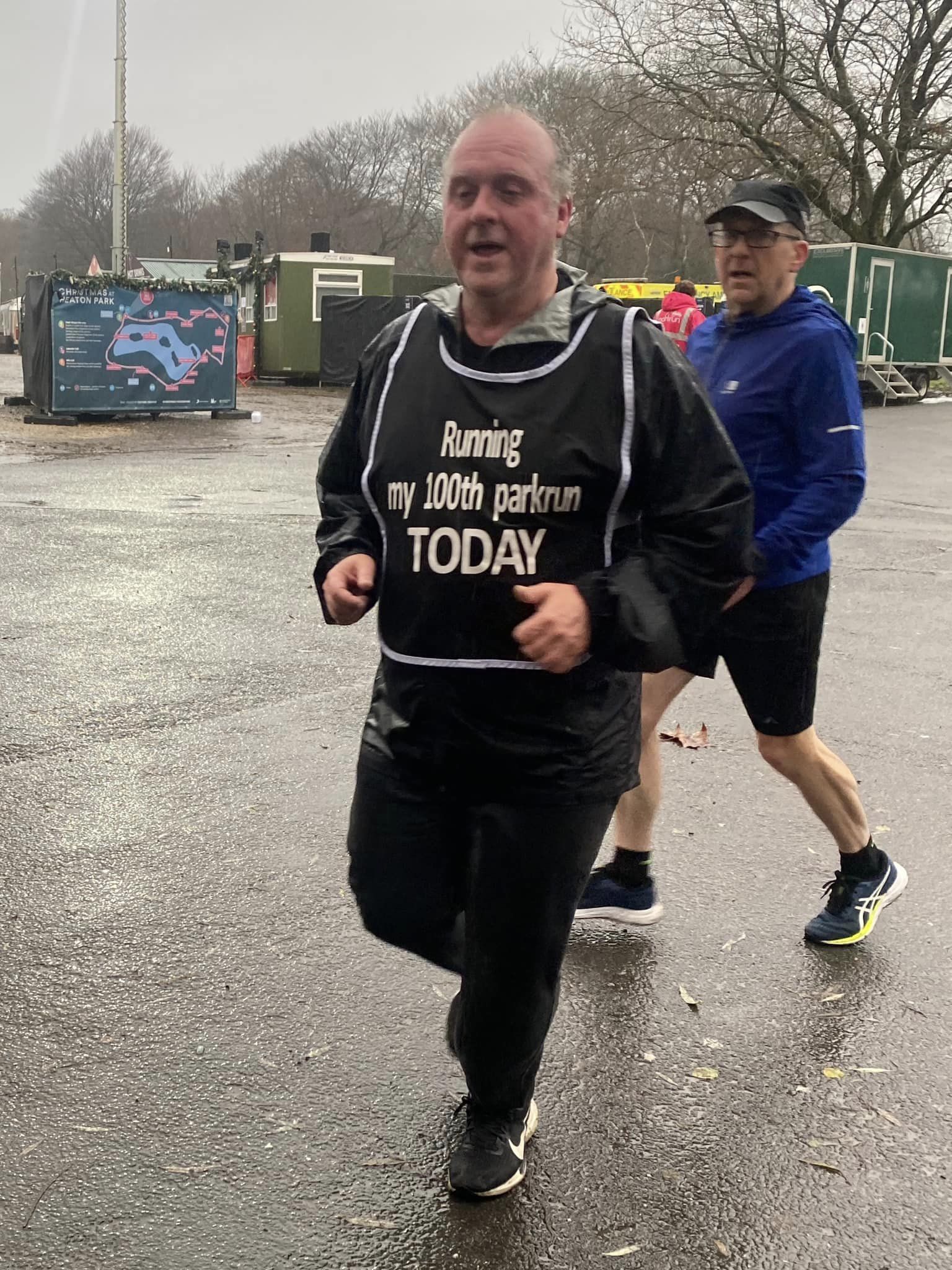 Santas splash through the rain for Barnabus | Heaton parkrun