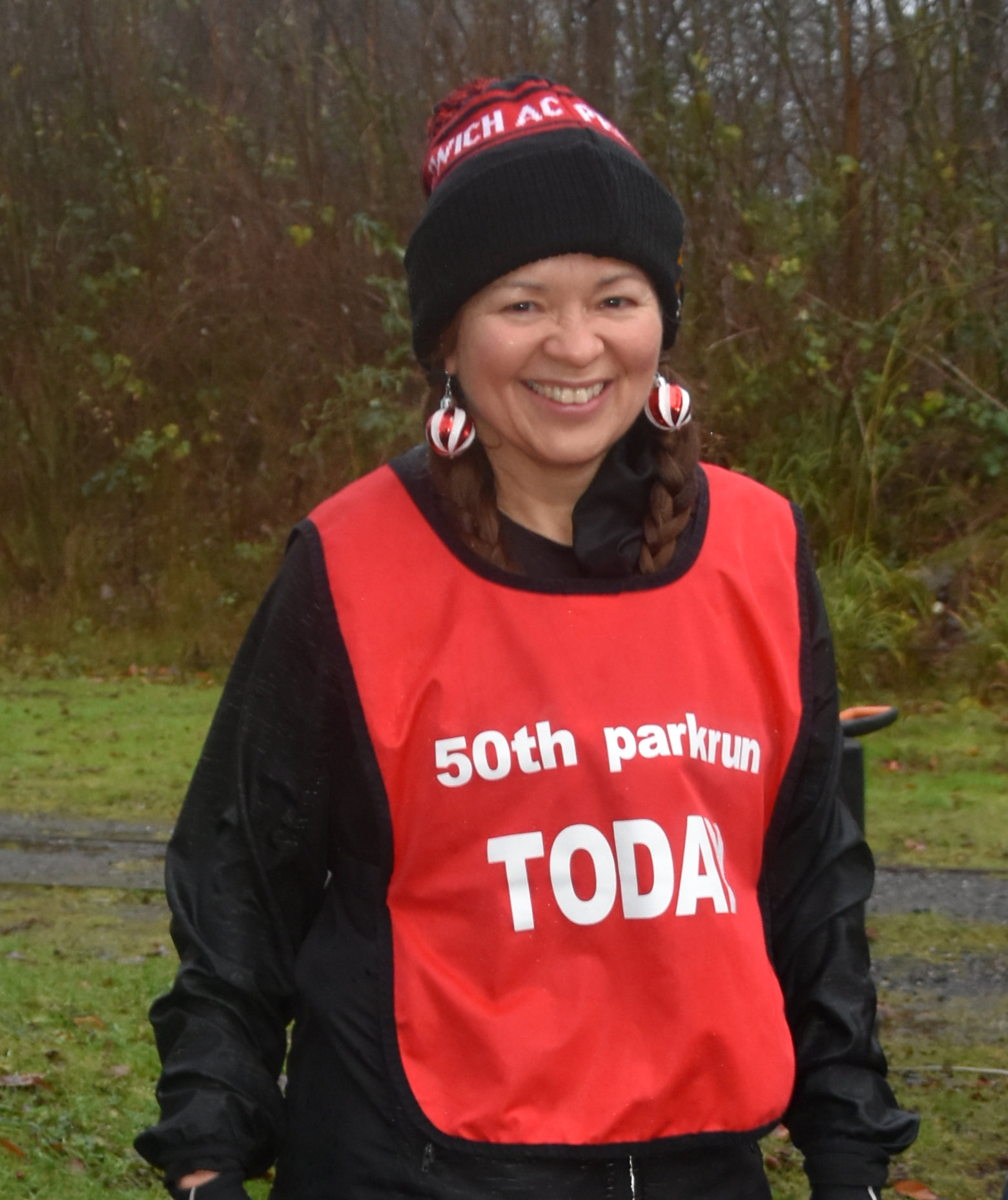 Santas splash through the rain for Barnabus | Heaton parkrun